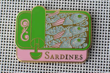 Pink and Green Sardine Can Needleminder – The Needle Bug